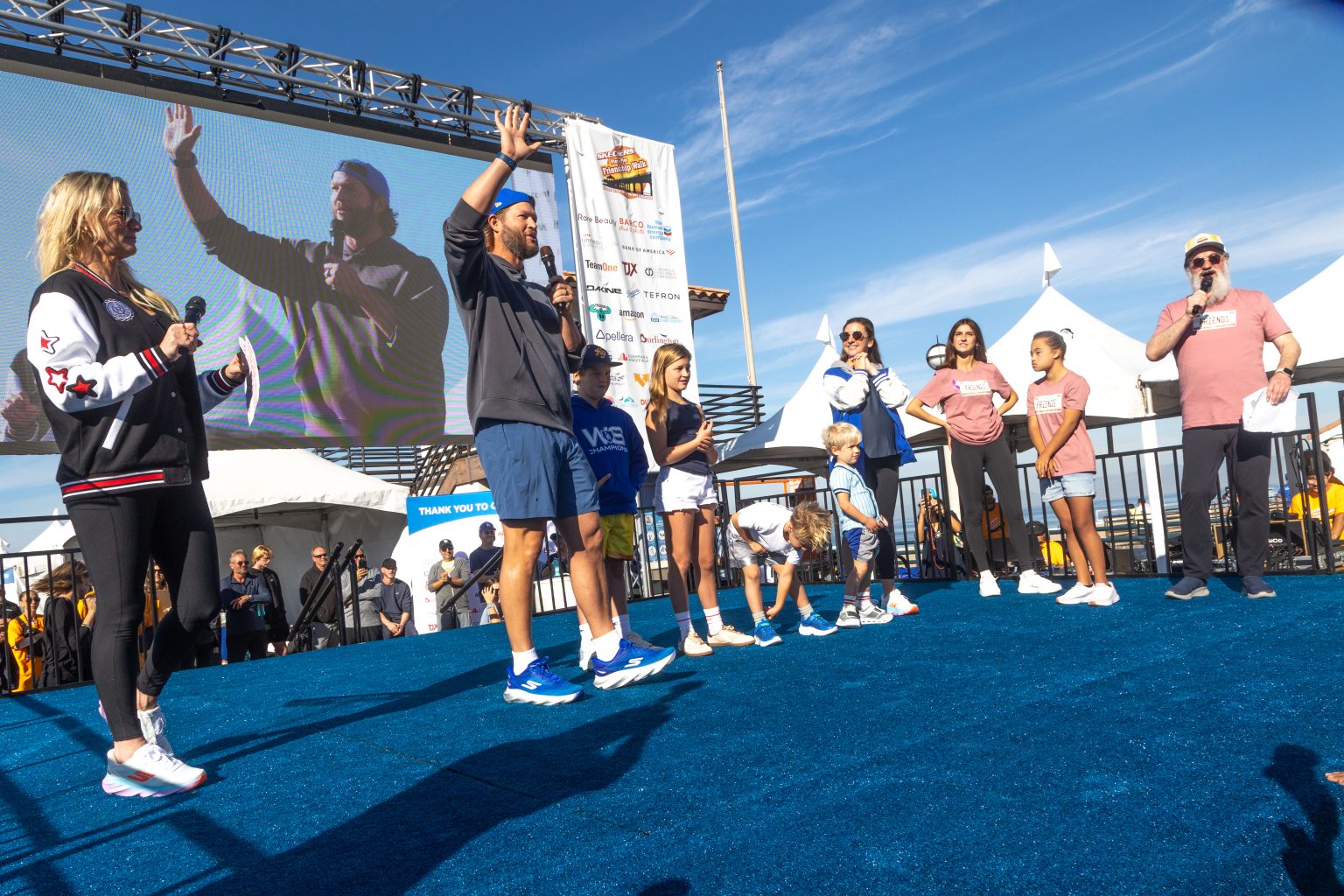 Dodgers Clayton Kershaw starts 17th Skechers Pier to Pier Walk - Easy ...